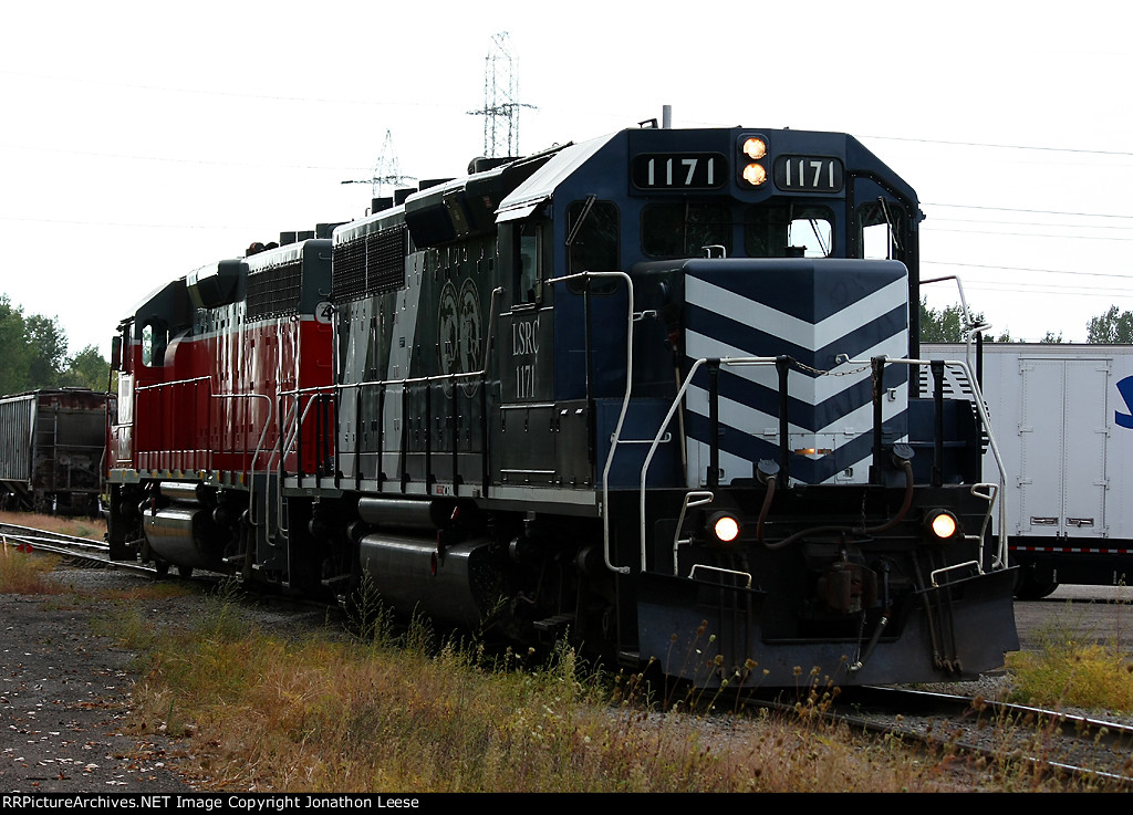LSRC 1171 and 4302 head north light through the D&M yard